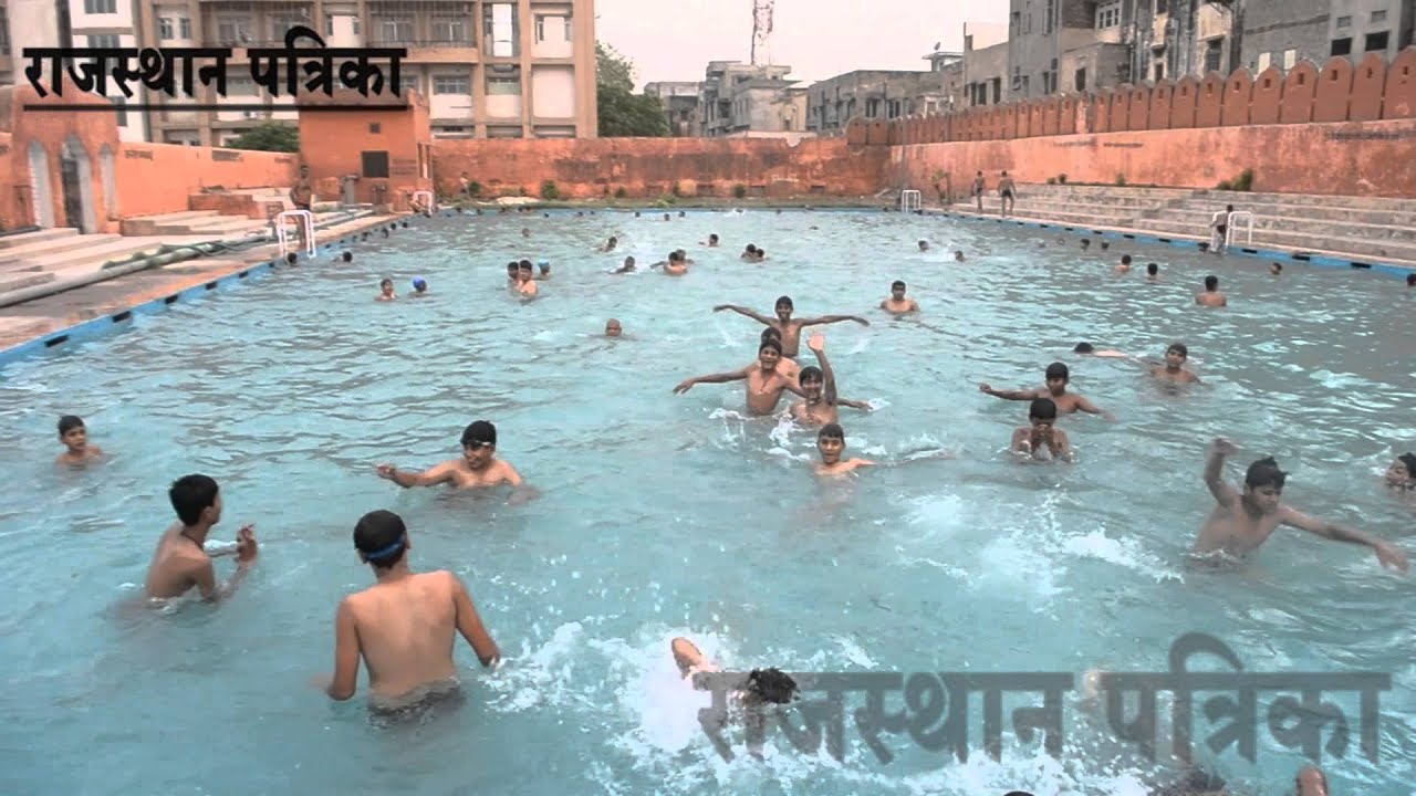 तरणताल में बच्चे सीख रहे तैराकी के गुर - YouTube