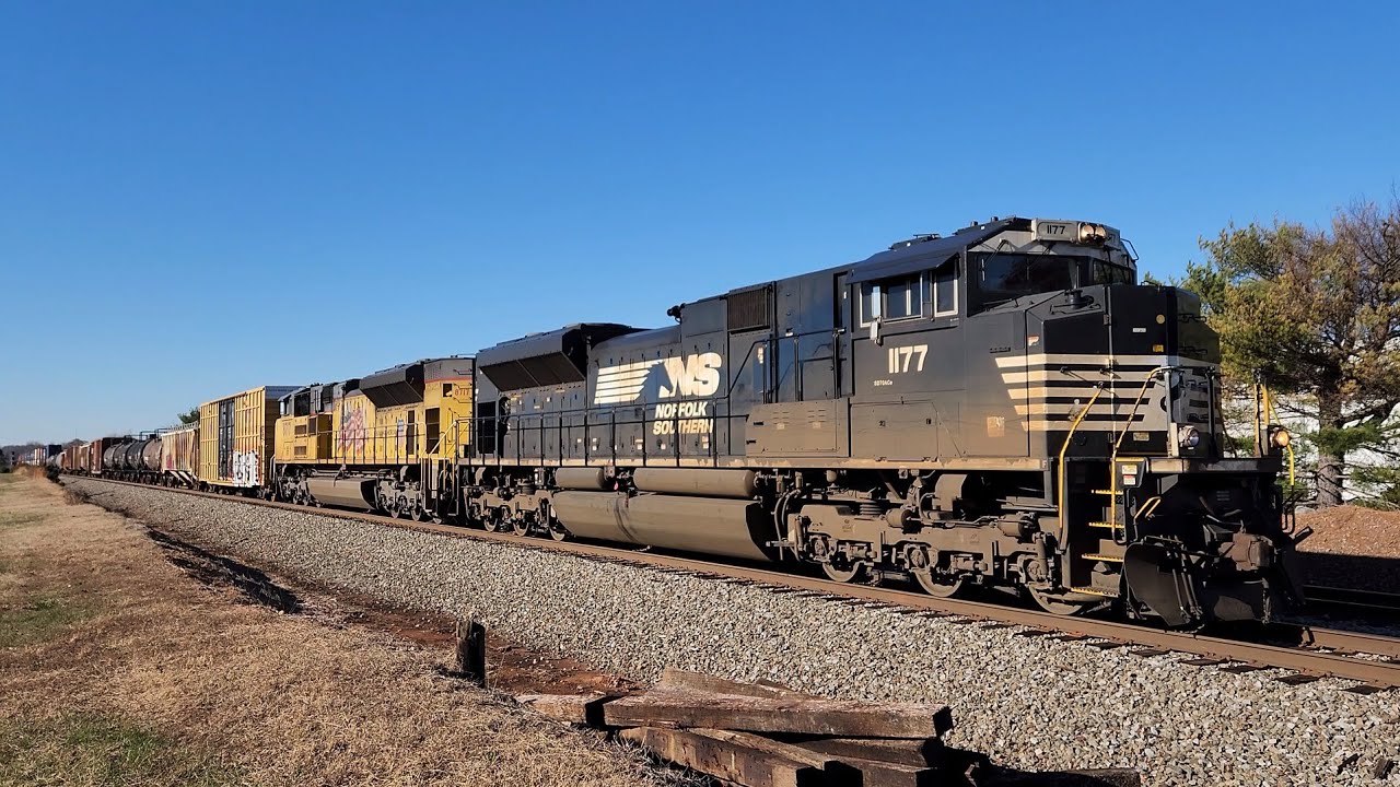 TWIN ACES! NS And UP SD70ACes On NS 274 @ South Manassas 11/21/22 - YouTube