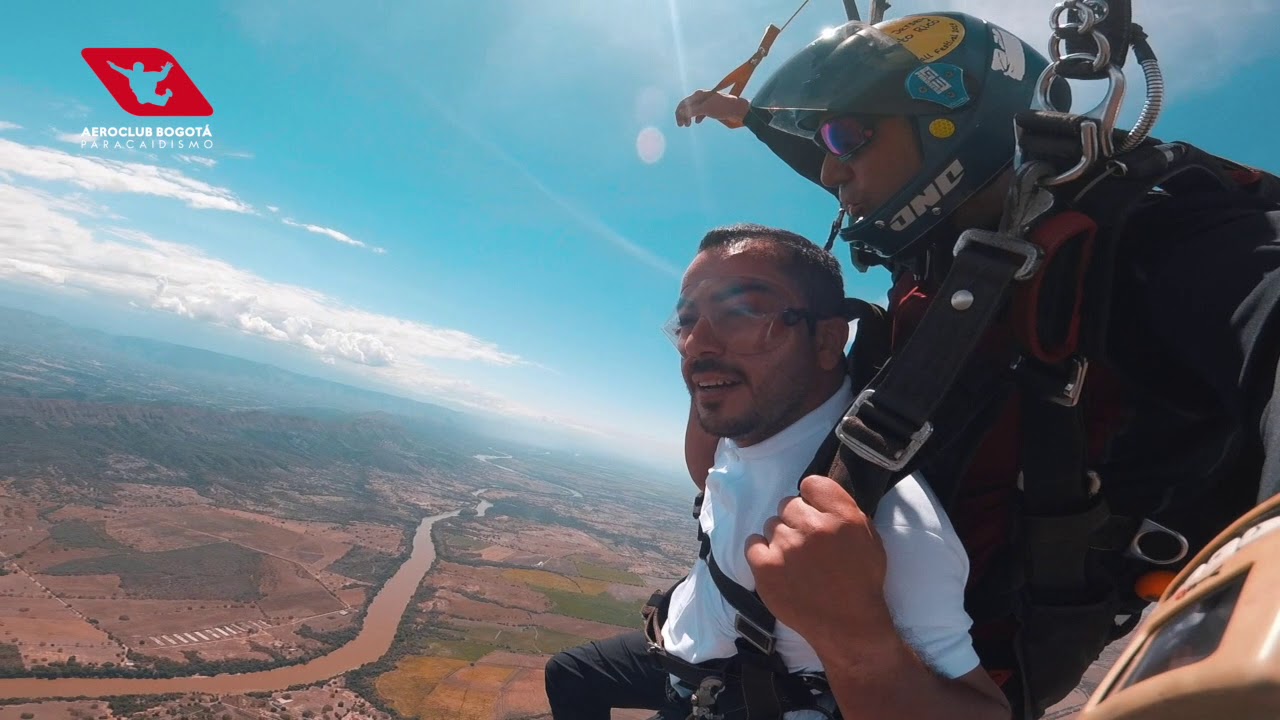 Fabian Castaño disfrutando del paracaidismo con Aeroclub Bogotá - YouTube