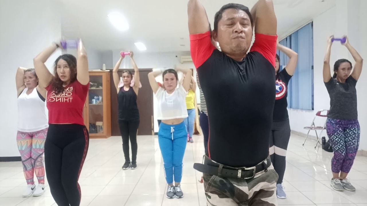Baru pertama kali senam pake barbel 1kg rasaanyaa luaar biasaaaaa ...