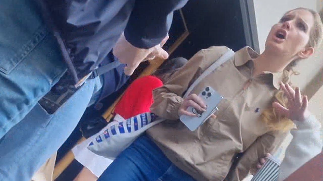 Lana Del Rey gets mad at fans in Paris - YouTube