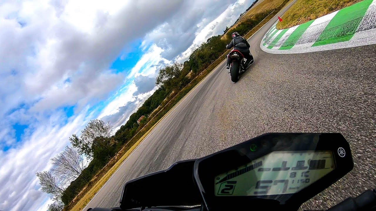 1 tour sur le circuit de Vaison piste (MT 09) - YouTube