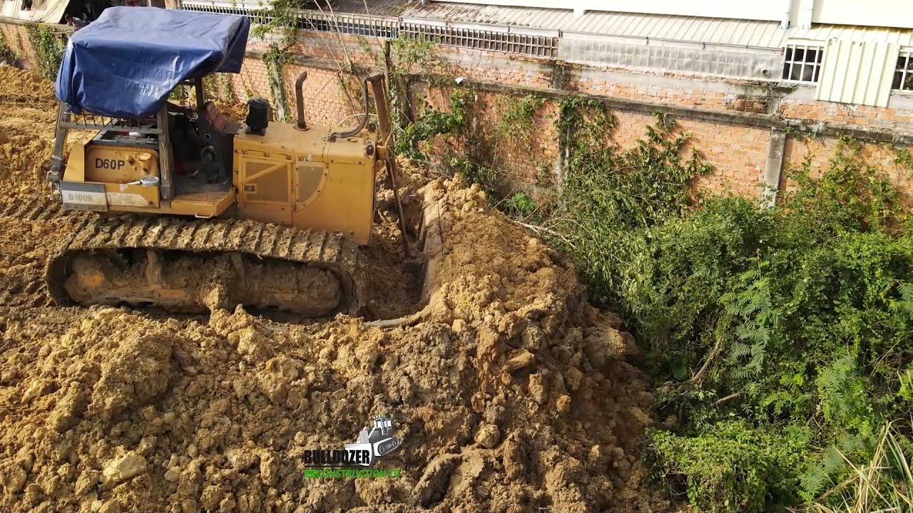 How is powerfully Komatsu Dozer D600p working to filling land operation ...
