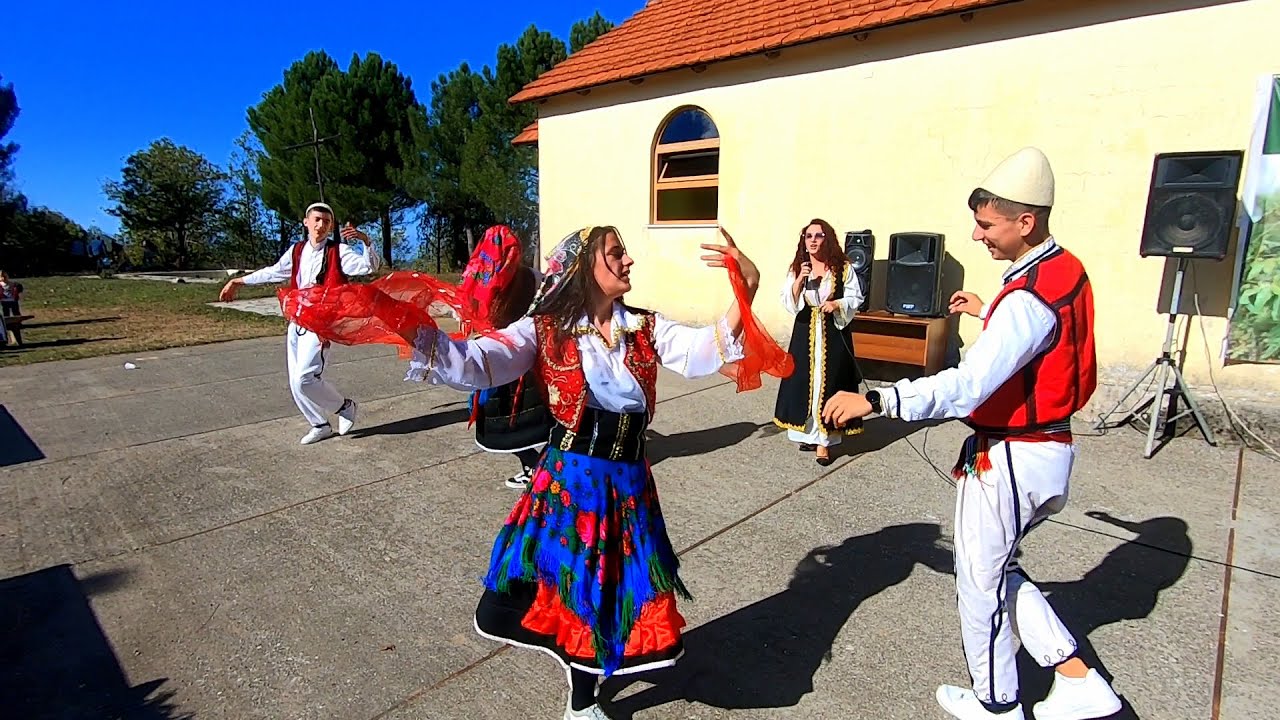 Grupi i valleve nga famullia e Shllakut - YouTube