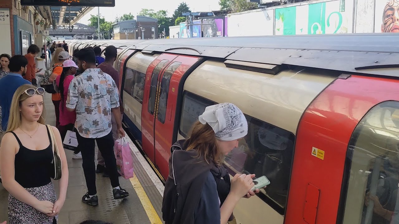 Neasden Station, Jubilee and Metropolitan Line, London Underground tube ...