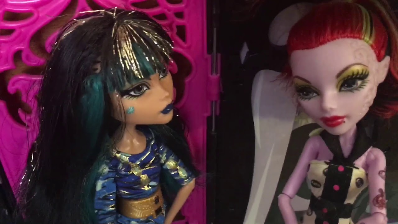 MONSTER HIGH BULLY AT SCHOOL PT1 - YouTube