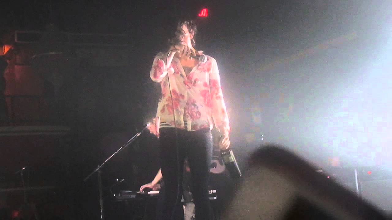 Matty Healy drunk on stage during Me - YouTube
