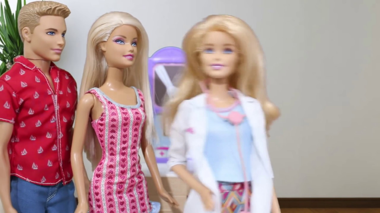 Barbie Carol Leva Ken ao médico! Em Português Barbie Doll Story - YouTube