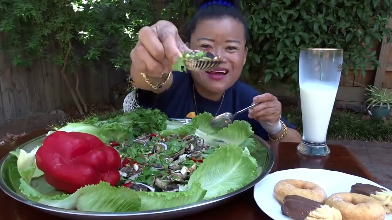 🌶Eating raw clams with spicy chillies in my backyard. Very yummy🌶 - YouTube