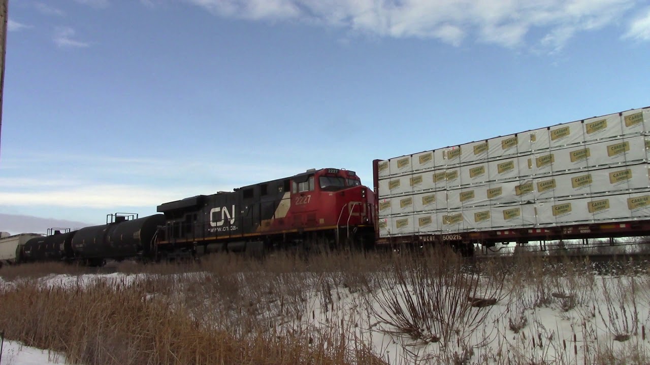CN Railfanning HD: SD70ACe!! CN 8101 East at Elie - YouTube