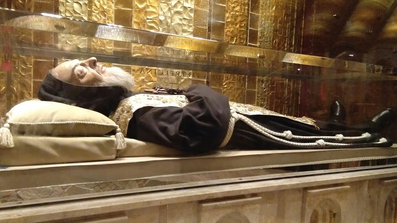LAST DAY VISIT OF ST. PADRE PIO'S INCORRUPT BODY - YouTube