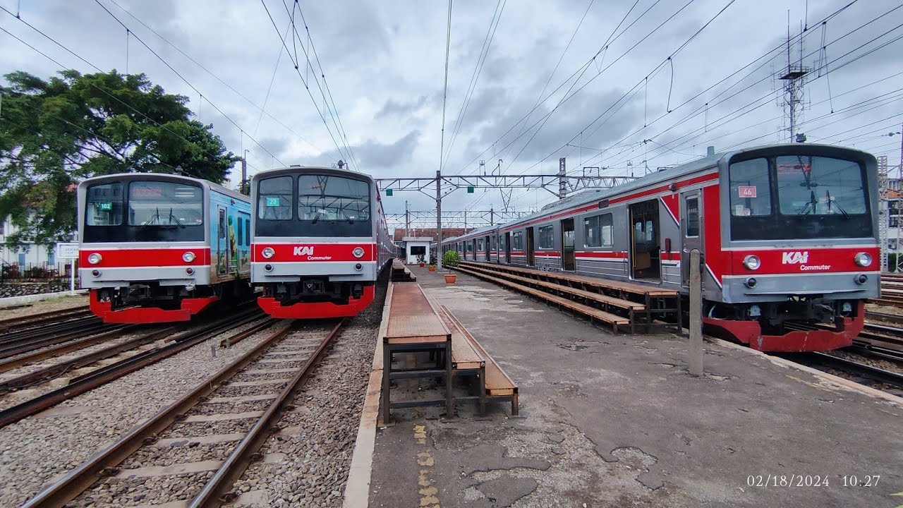 [4K] KRL Commuter Line Railfanning at Jakarta Kota Station - YouTube