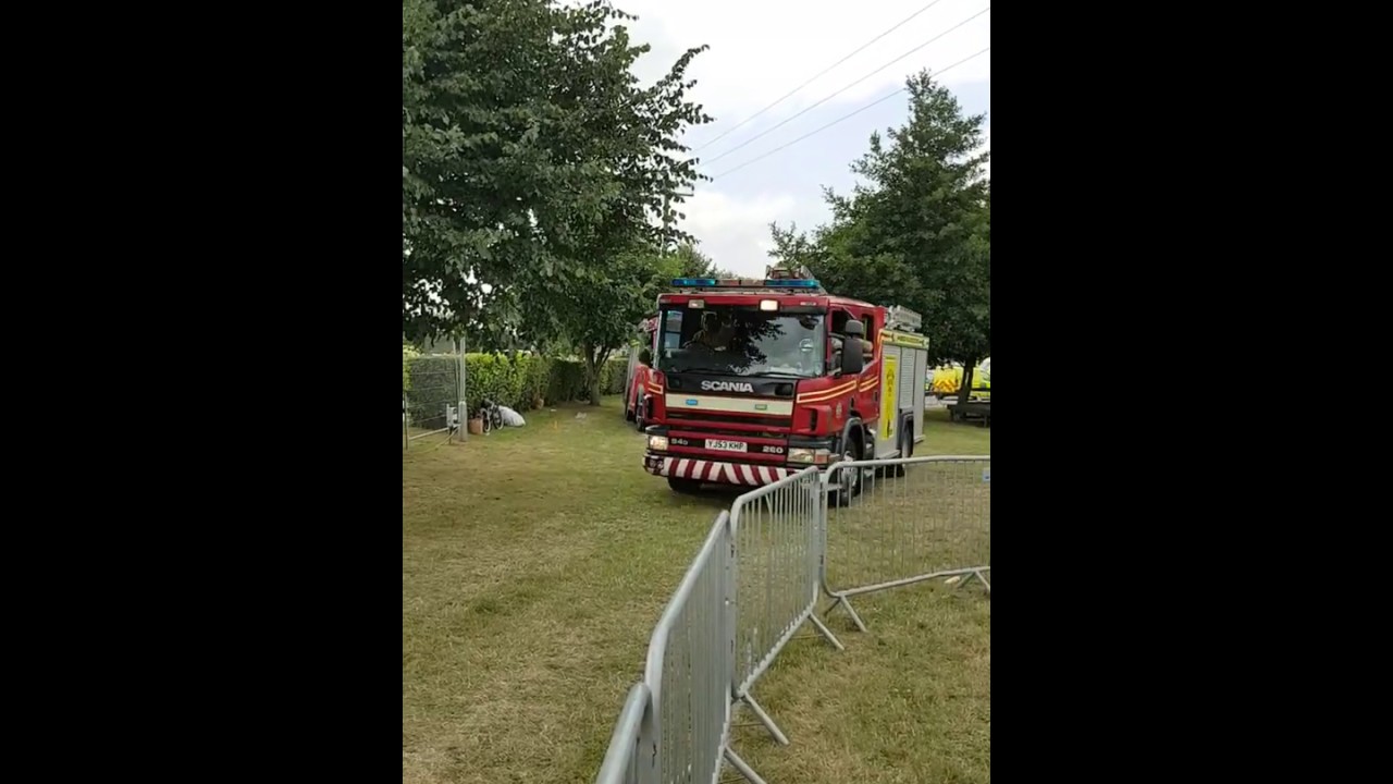 Humberside Fire & Rescue Service 2 Fire Engines Responding - YouTube
