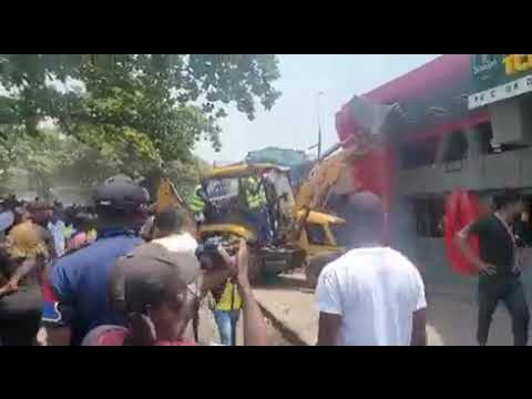 Kinshasa / Coup de poing: le célèbre bar « Tchetche » de Lemba démoli - YouTube