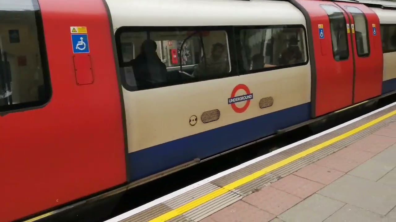1995 stock Northern line arriving at Totteridge & Whetstone - YouTube