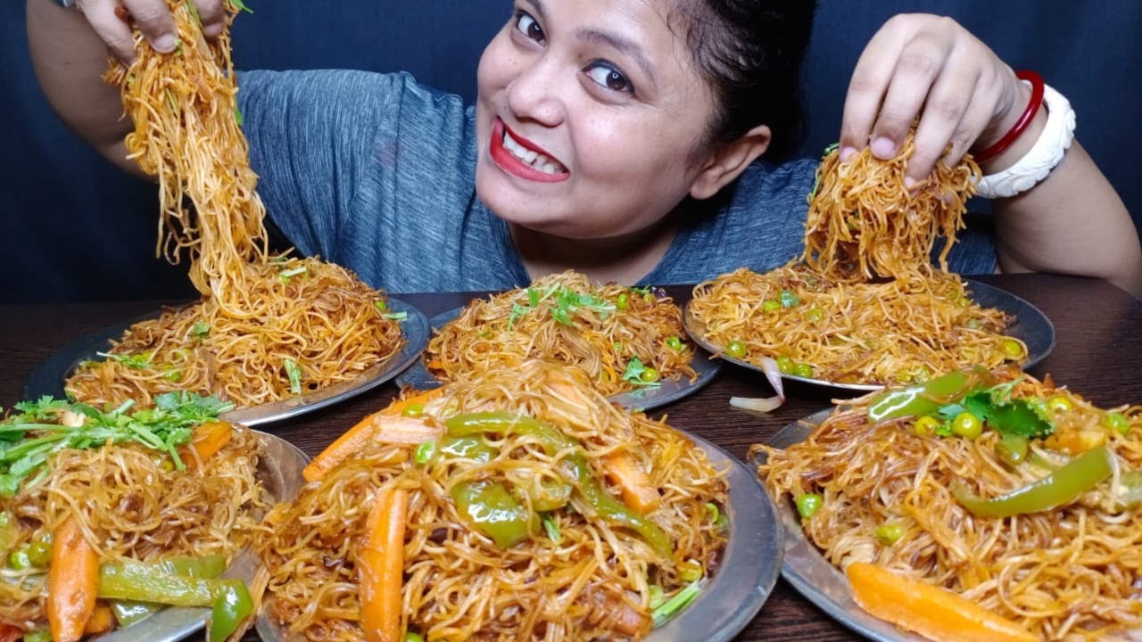 EATING 6 PLATE CHOWMEIN, EATING VEGETABLE CHILLI NOODLES | BIG BITES ...