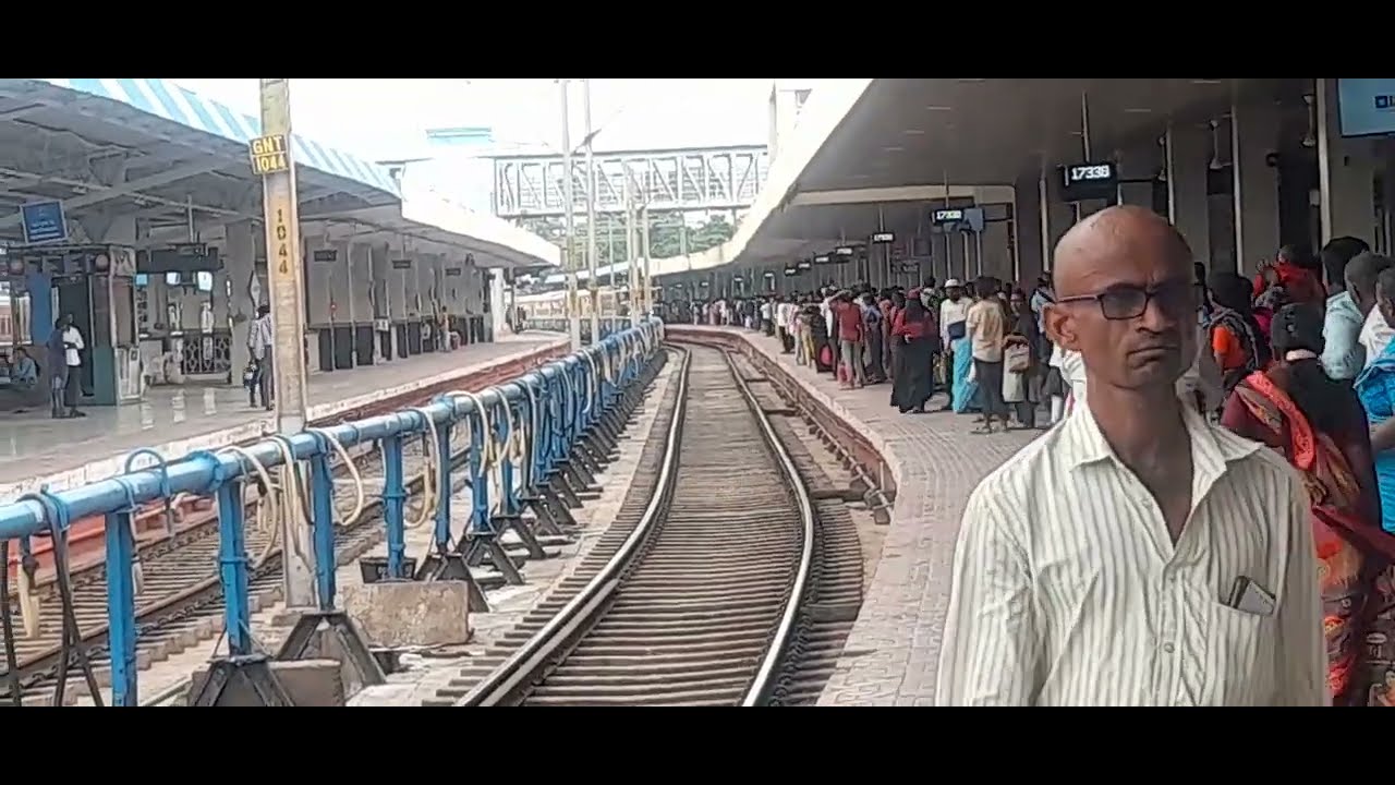17330 vijayawada-hubbali train arrival at guntur junction - YouTube