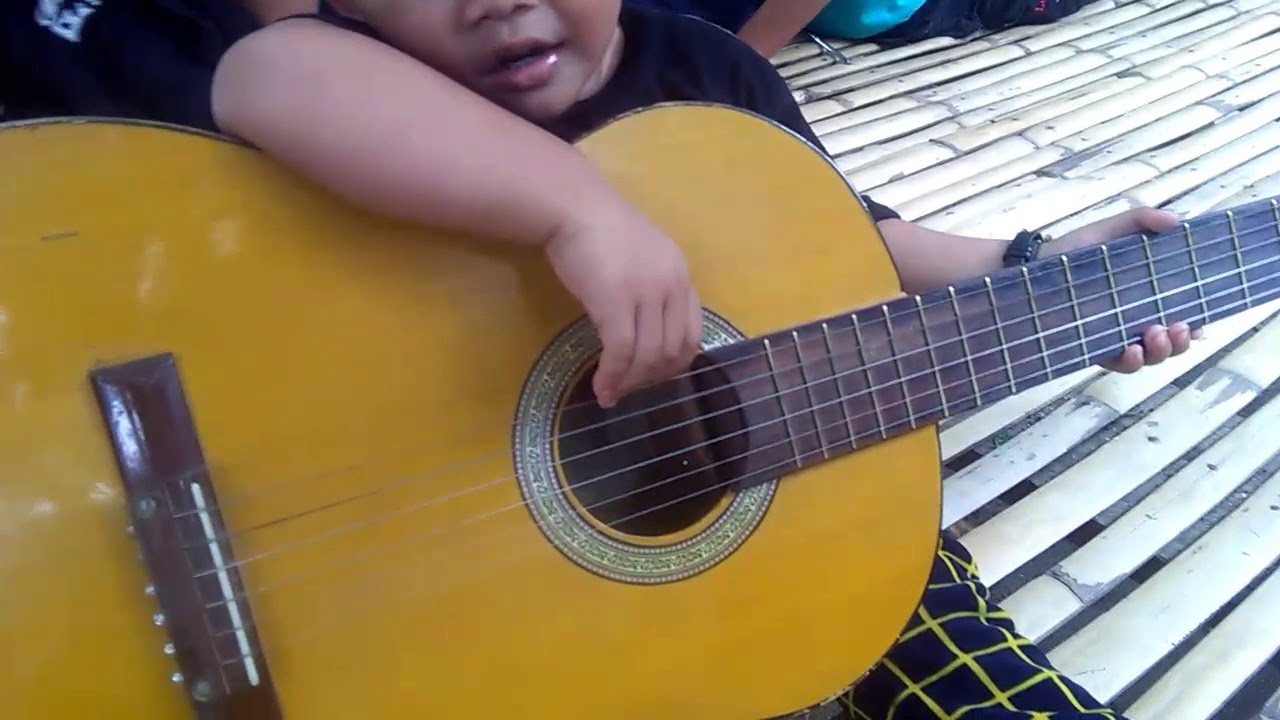 Anak kecil jago main gitar (DIA) - YouTube