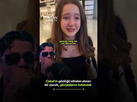 Cakal’ın gözlüğünü alan küçük bir dinleyici, gözlüğün elinden alınmasına tepki göstererek ağladı