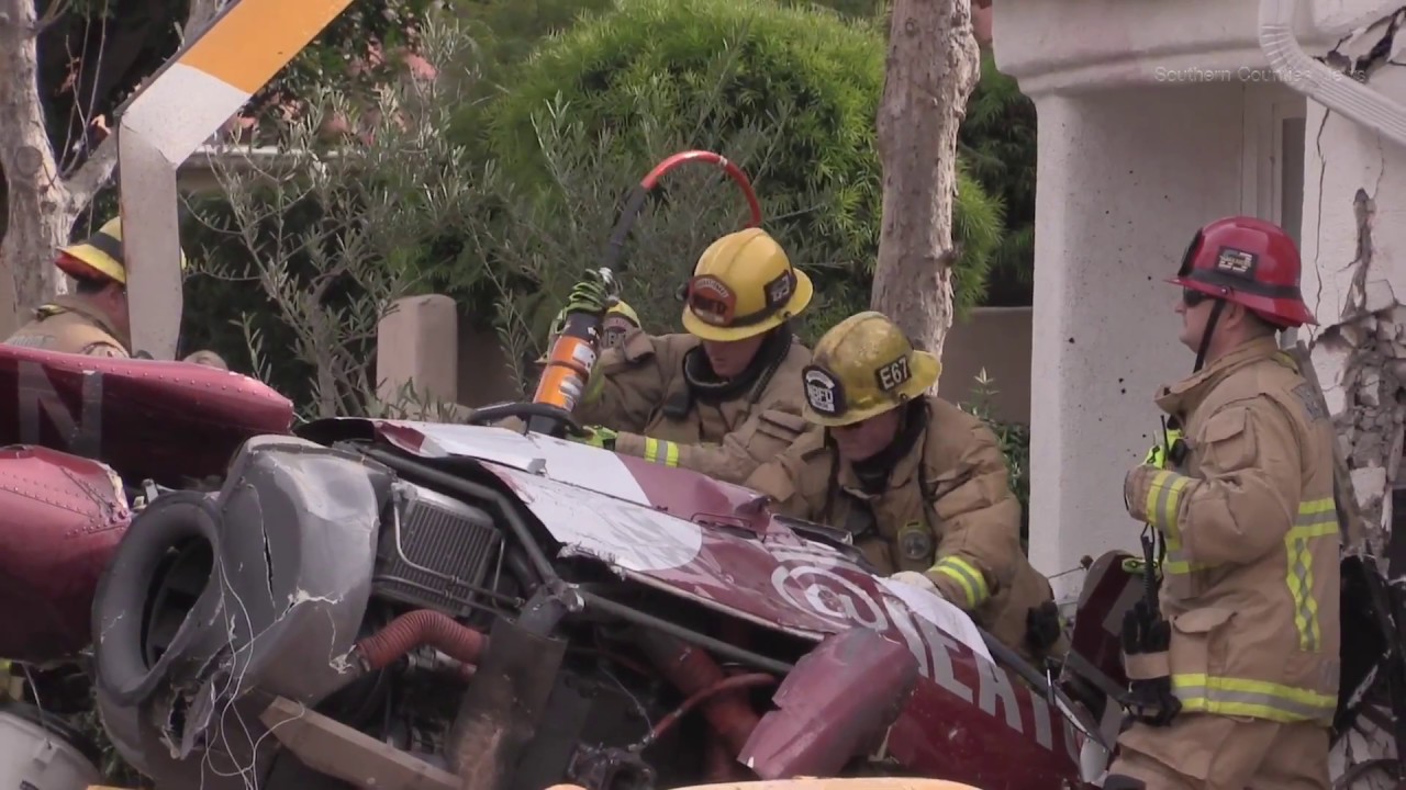 HELICOPTER CRASHES INTO HOUSE IN NEWPORT BEACH, CALIFORNIA - YouTube