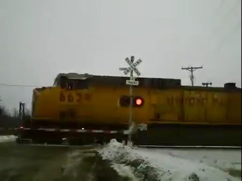 UP 6639 North CWTBP Meets UP 6928 South MSSDM Filmed At Kasper Middle Crossing (1-24-2012) - YouTube
