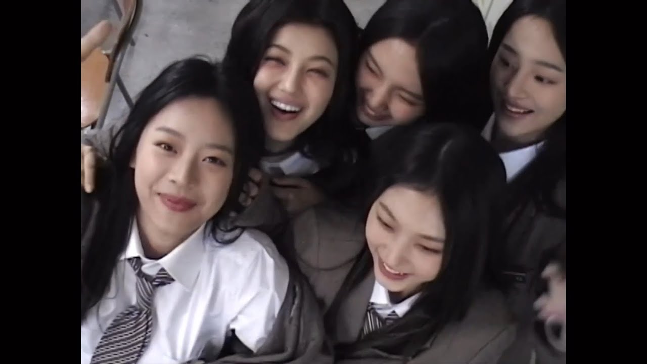 NewJeans (뉴진스) ’Ditto’ 교복 ver. (school uniform ver.) - YouTube