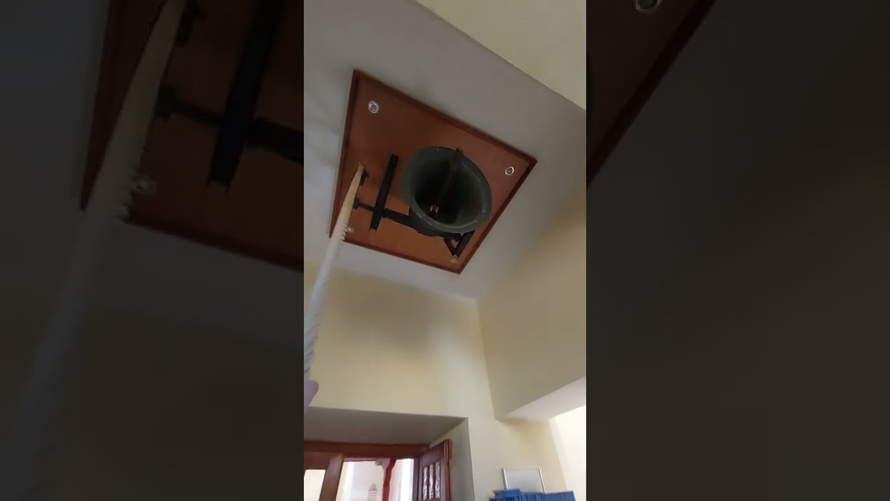 Läuten der Andreas-Hamm-Glocke in der Friedenskirche in Römerberg ...