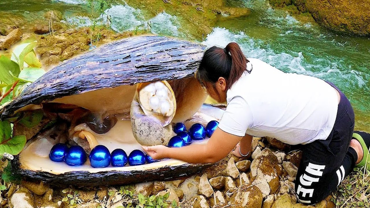 The terrifying snail eating clam swallows screws raw and produces ...