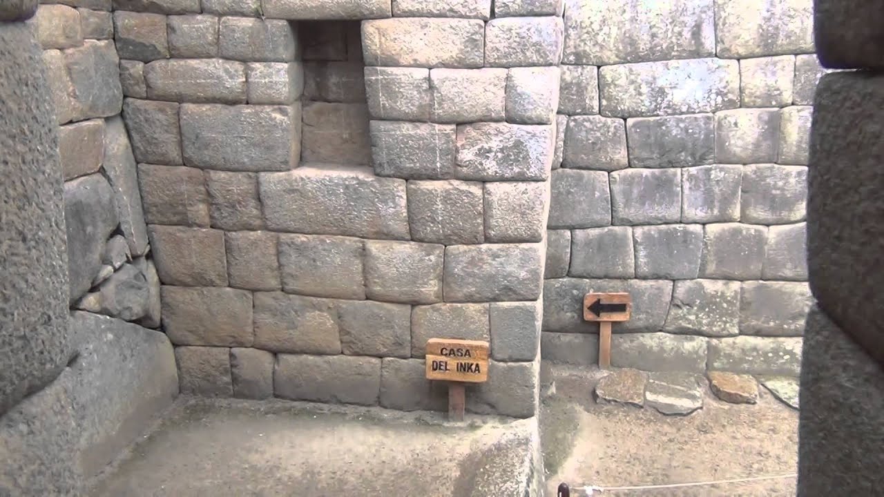 Entrando a la Casa del Inca en Machupicchu, Departamento de Cusco, Perú ...