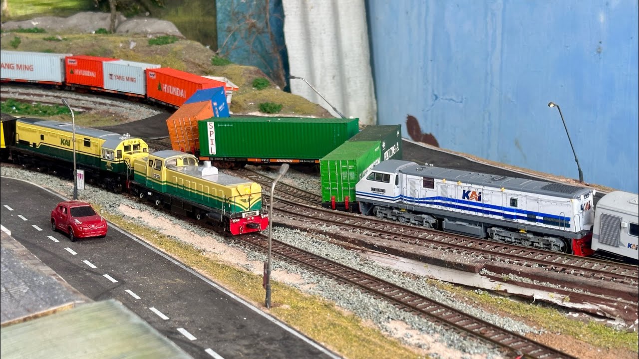 Kereta api double traksi CC201-BB300 Vintage & CC203 WnB menabrak KLB ...