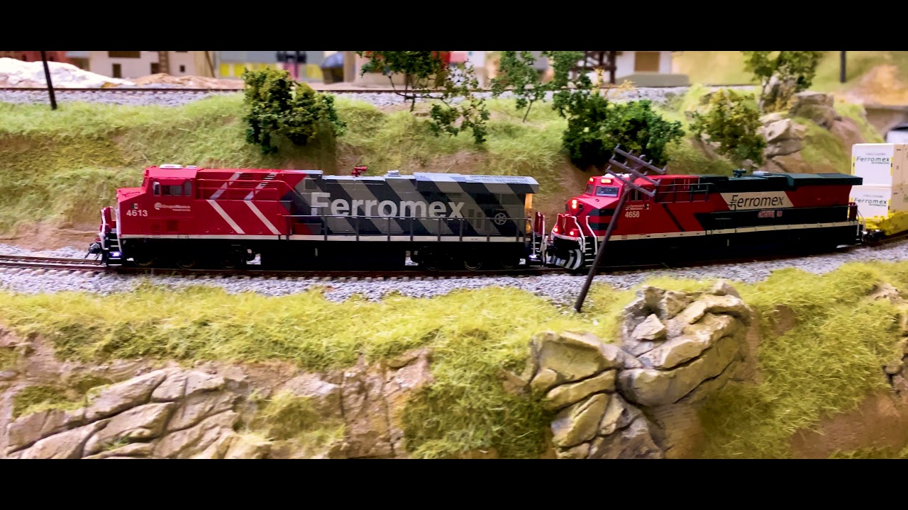 Ferromex ES44Ac con intermodal a escala - YouTube