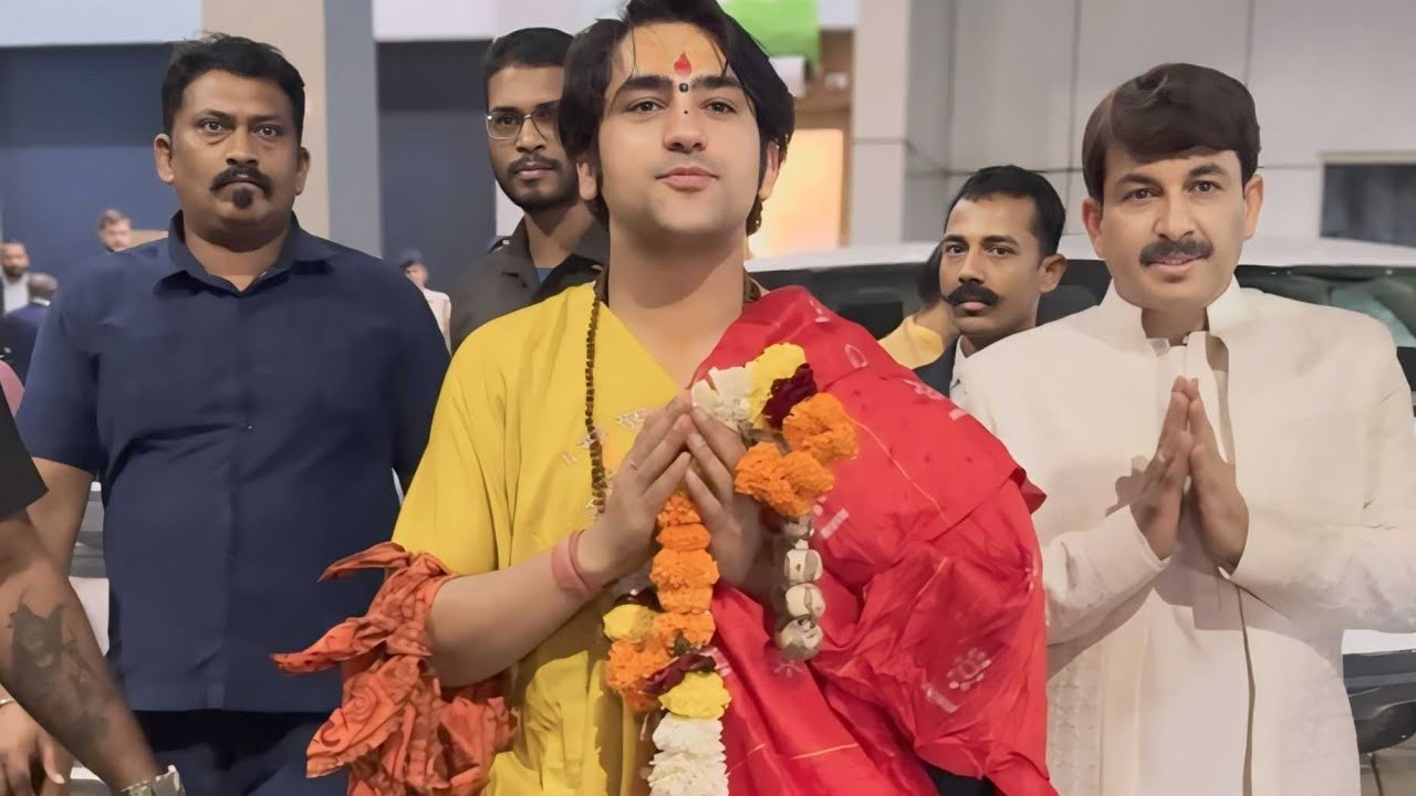Bageshwar Dham Wale Baba At Kalina Airport - YouTube