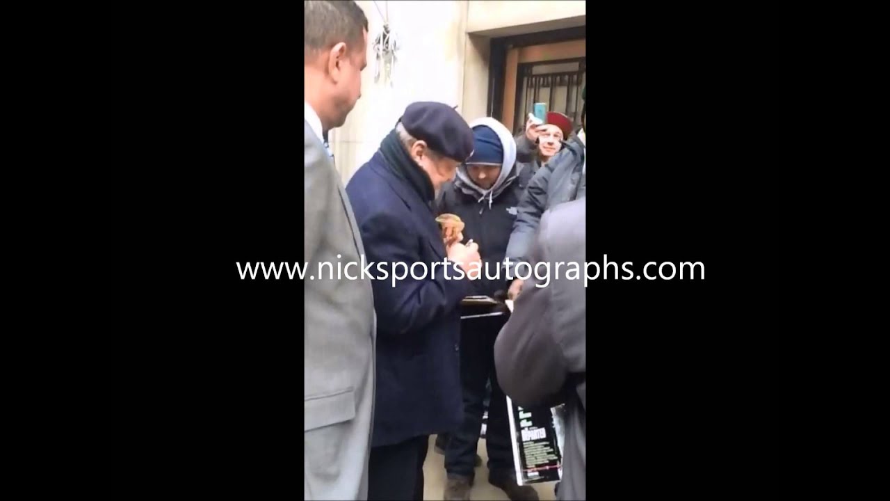 Jack Nicholson The Shining Signing Autographs - YouTube