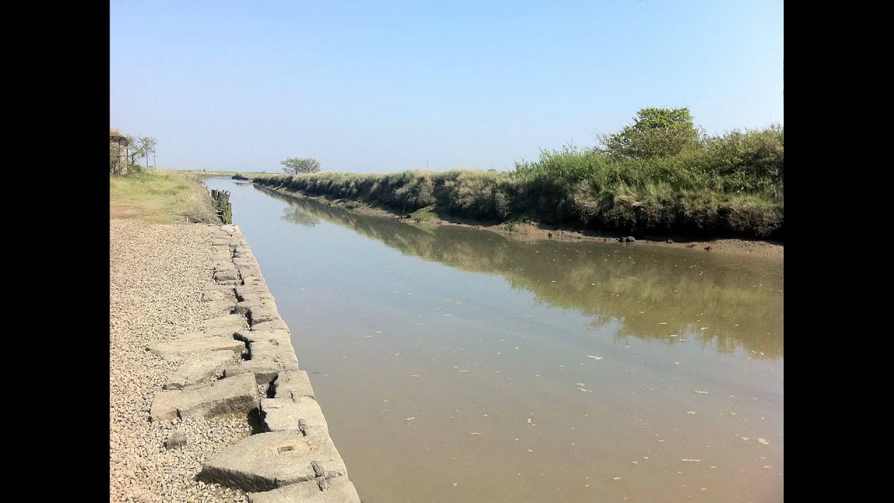Rising tide at Beaumont Quay Essex - YouTube