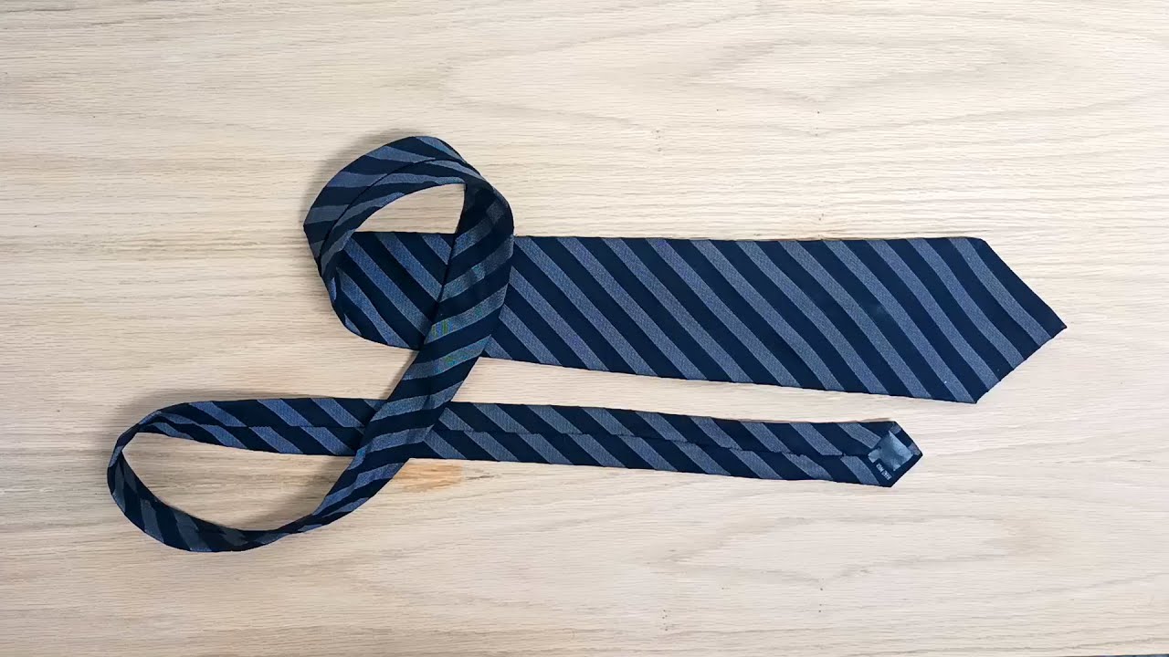 How to tie a tie with this simple method - YouTube