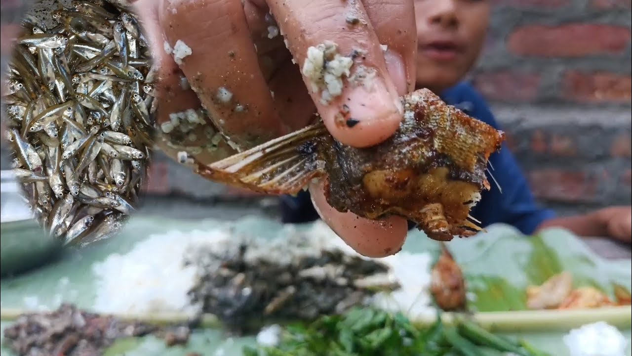 Small Fish With roselle leaves | Fish Head chutney | Home made bamboo ...