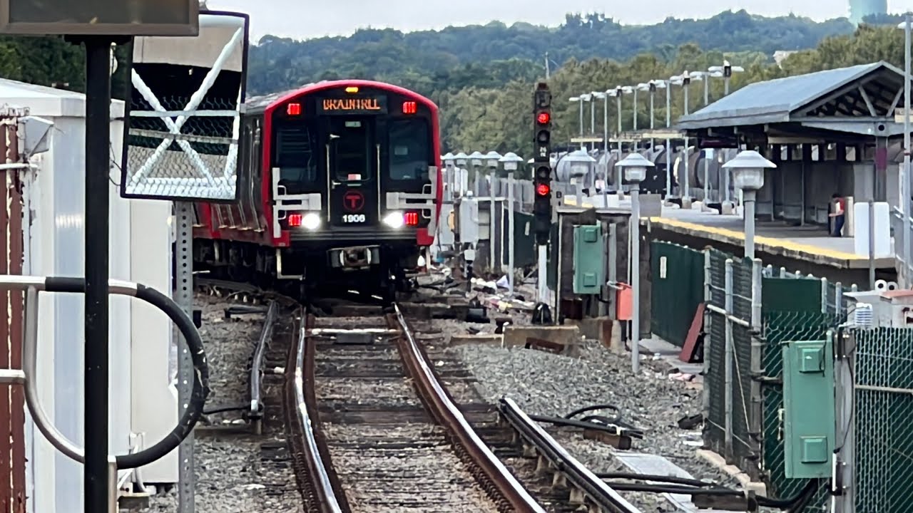 New redline cars entering Braintree. - YouTube