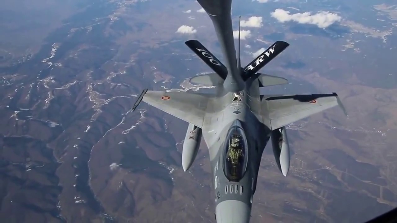 Air Refueling Training F-16 RoAF - YouTube