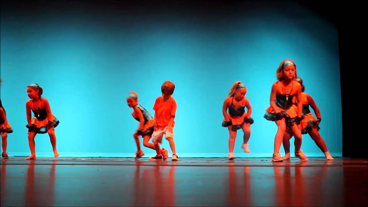 Layla's first dance recital - YouTube