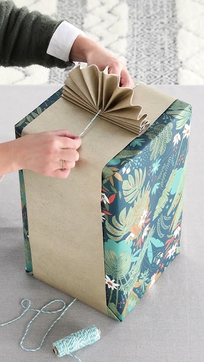 Tuto - Comment réaliser un bel emballage cadeaux ? 🎁 | Short - YouTube