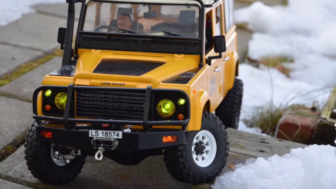 Axial SCX10 - Defender D110 - YouTube