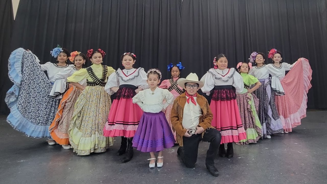 Ballet Folklorico Xochihua at Girl Scouts - YouTube