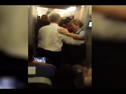 Azafata baila con pasajero en pleno vuelo