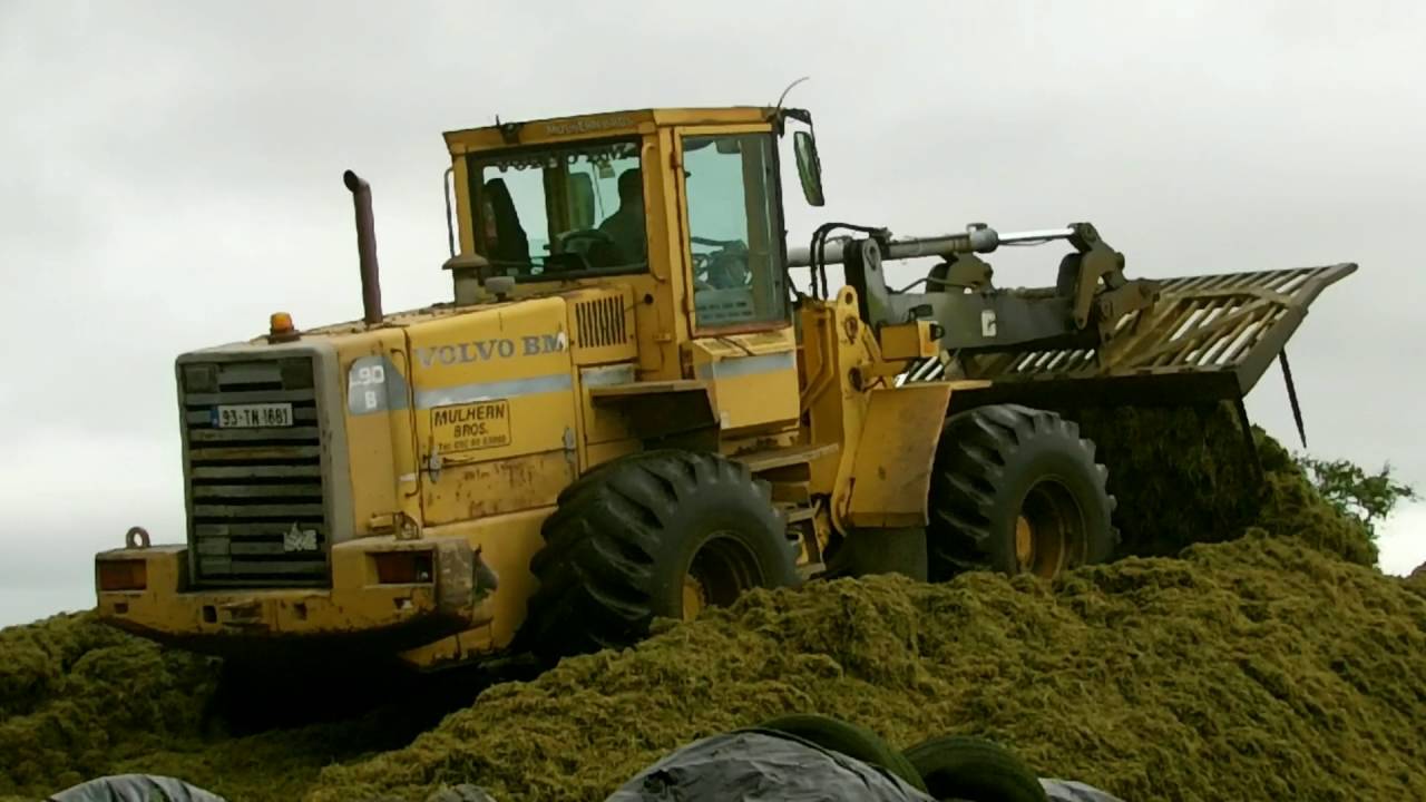 John Deere 6810 Lifting Silage - YouTube