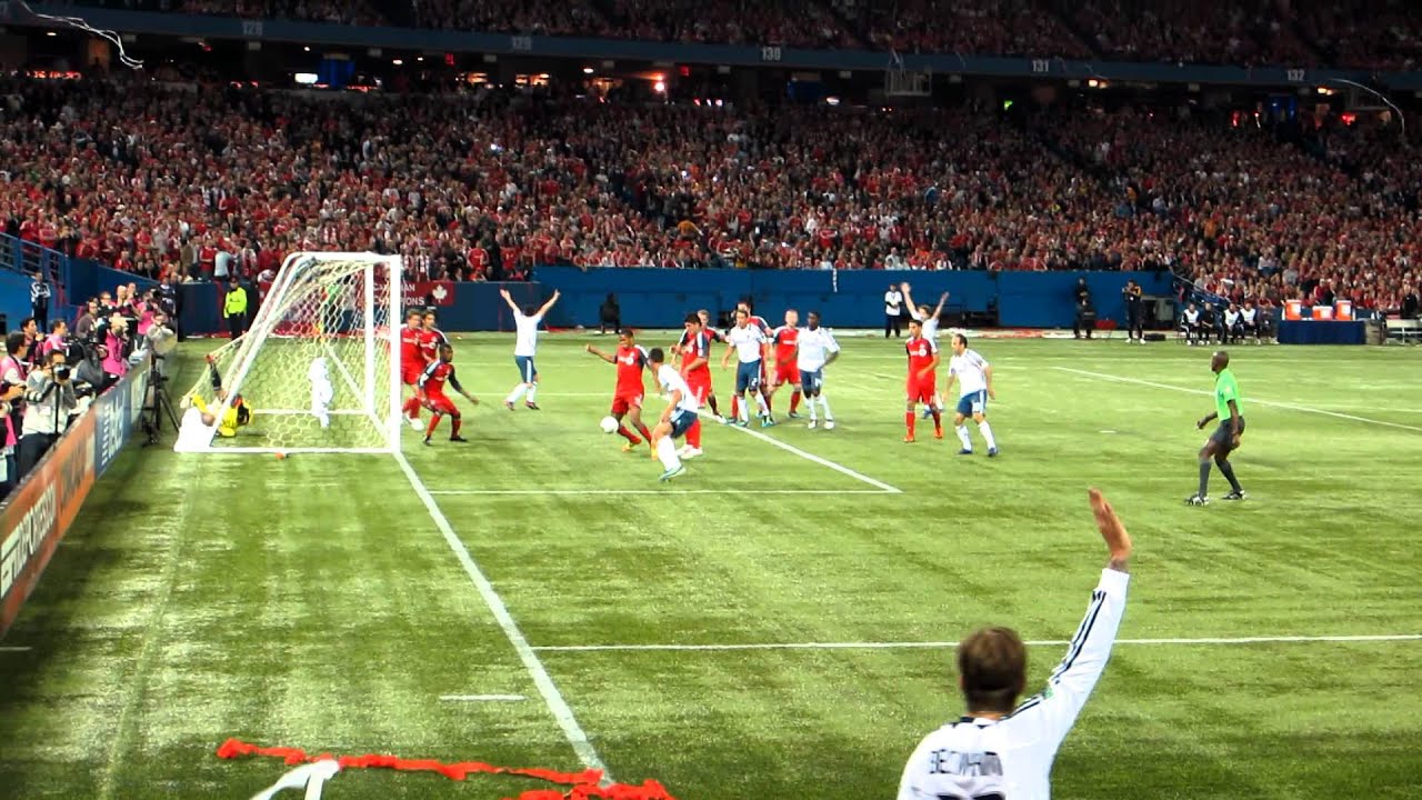 David Beckham Takes a Corner - YouTube