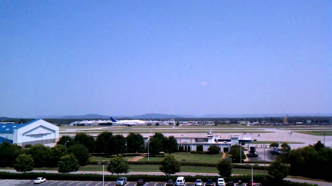 Boeing Dreamlifter landing in Huntsville Alabama - YouTube