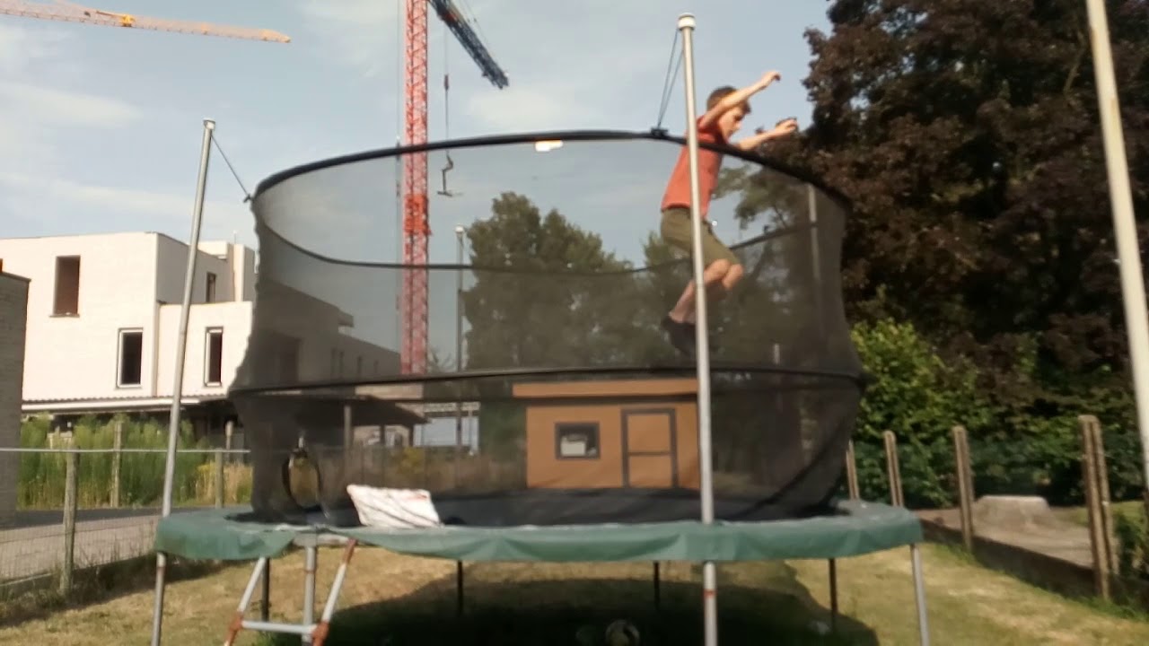 20 backflips in a row on a trampoline - YouTube