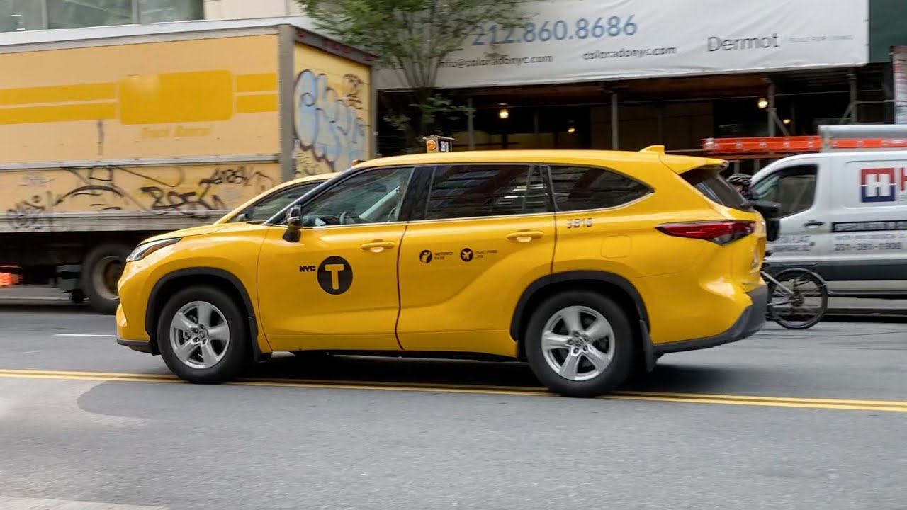 RARE NYC Taxi: 2021 Toyota Highlander 3B18 On East 86th Street - YouTube