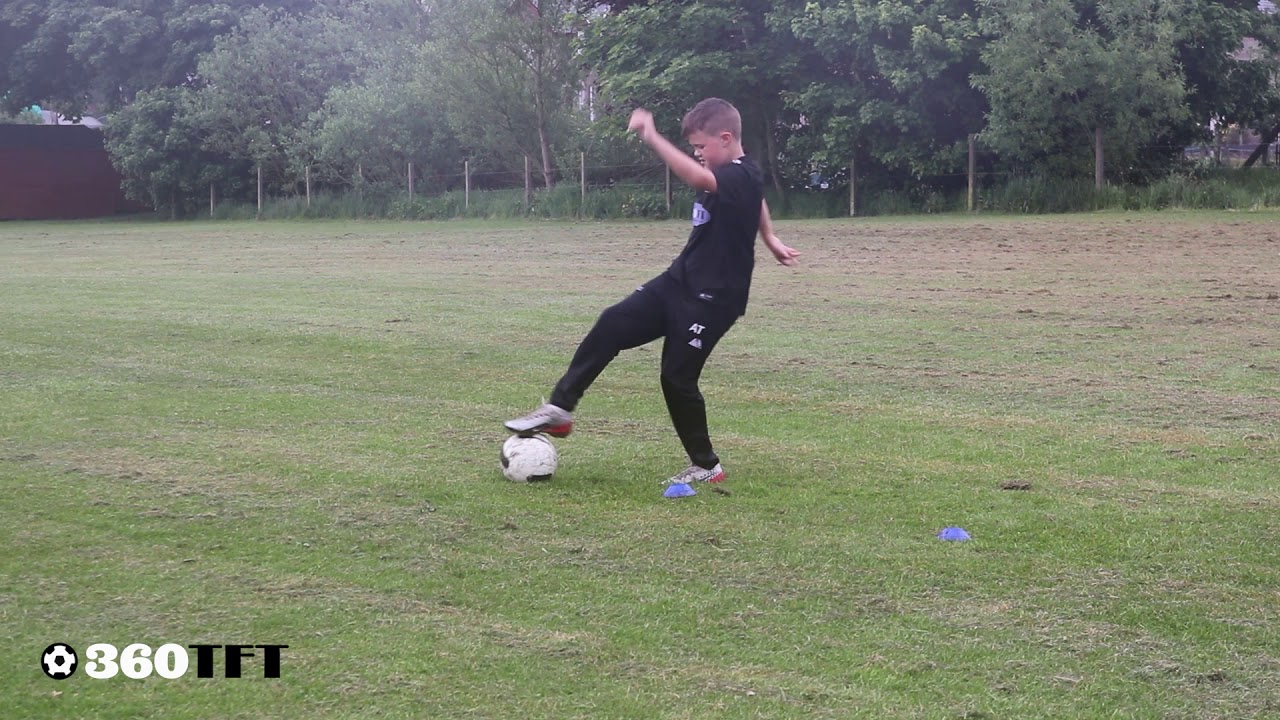Tutorial | 1 Minute Football Skills | Outside - Inside - Roll - YouTube