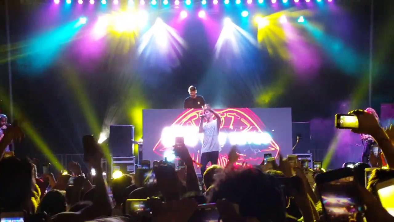 The Chainsmokers "Closer" LIVE - YouTube